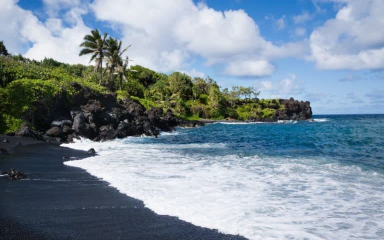 Samoa vs Hawaii: Which is Better for a Vacation? (2026)
