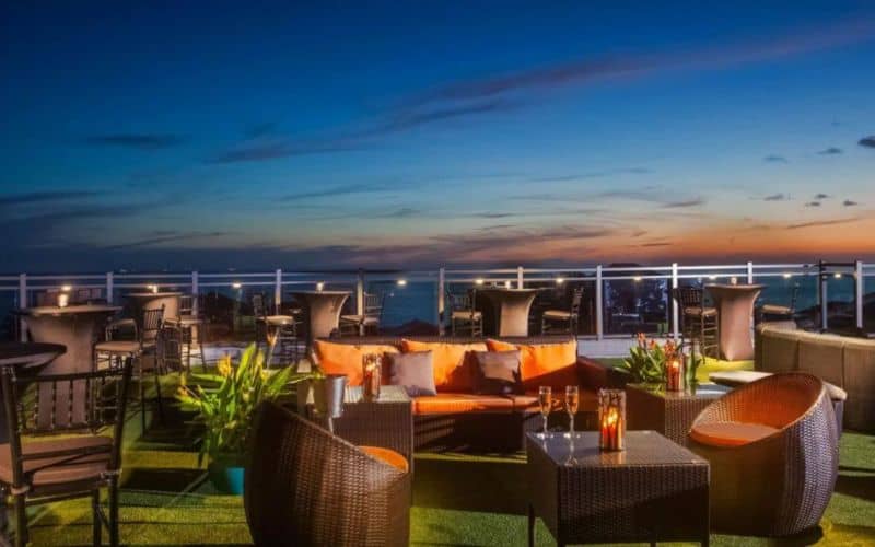 14 Rooftop Bars in Tampa for Sky-High Sips & Views (2025)